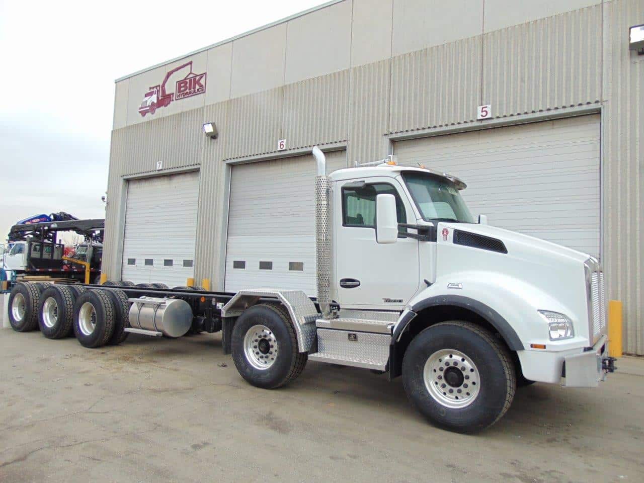 NEW - KW T880 T/A STEER - TRIDRIVE CHASSIS - 525 HP PACCAR, AUTO 18 SPD ...